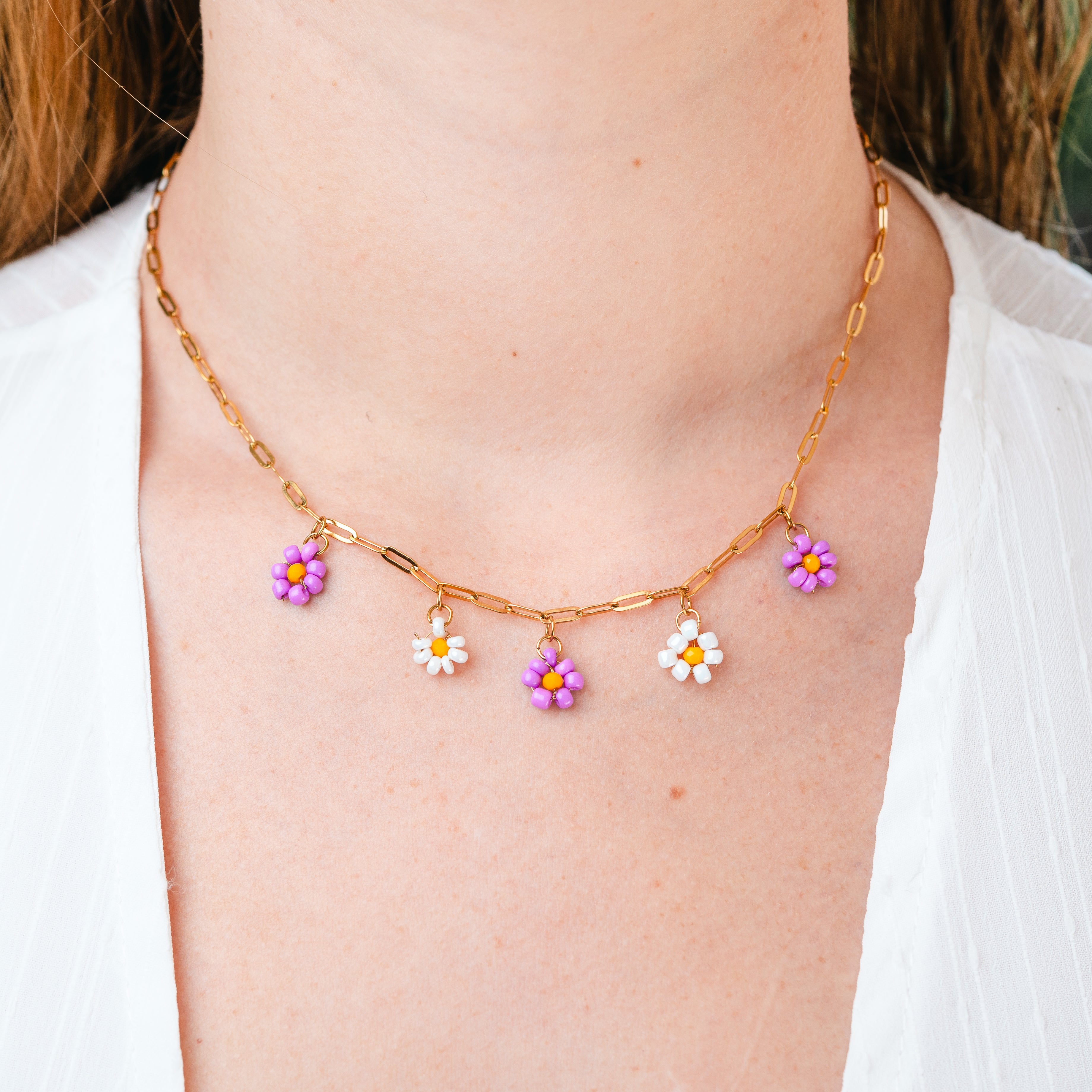 Collar de flores moradas y blancas bañadas en oro – Silene.cl